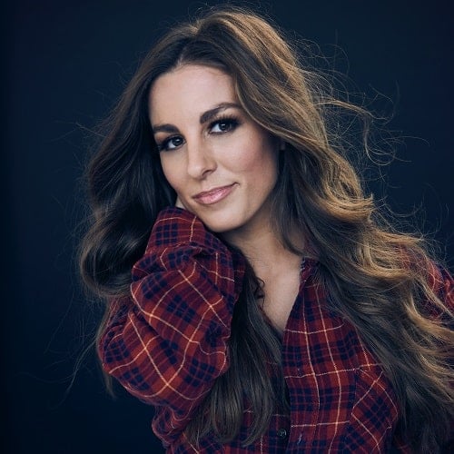 Tara Thompson Gets Into The Holiday Spirit With 'Hillbilly Christmas ...